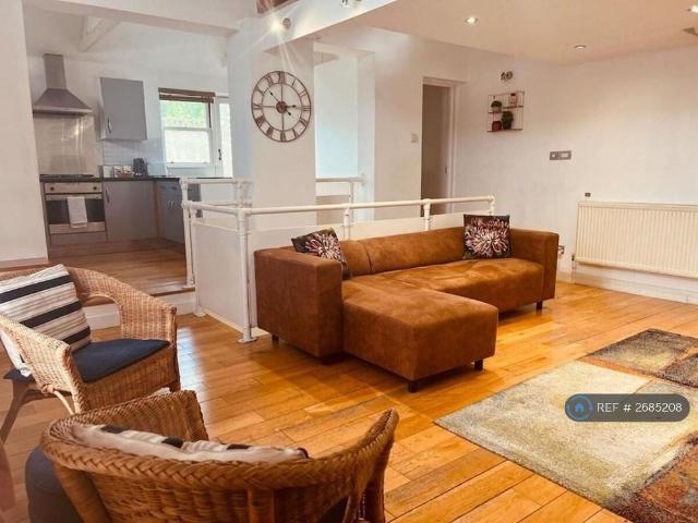 3 bedroom end of terrace house to rent