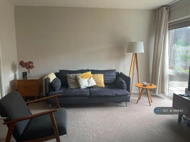 3 bedroom end of terrace house to rent