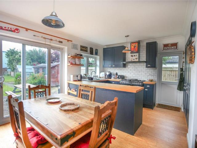 3 bedroom end of terrace house to rent