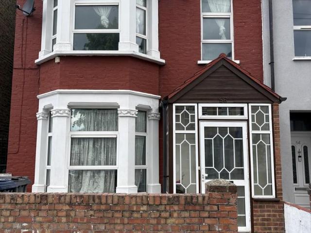 3 bedroom end of terrace house to rent