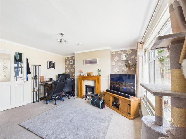 3 bedroom end of terrace house to rent