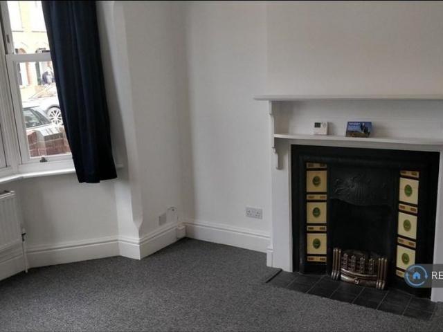 3 bedroom end of terrace house to rent