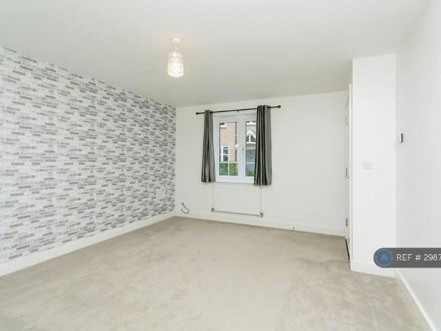 3 bedroom end of terrace house to rent