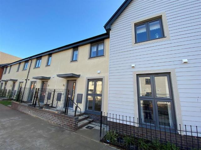 3 bedroom end of terrace house to rent
