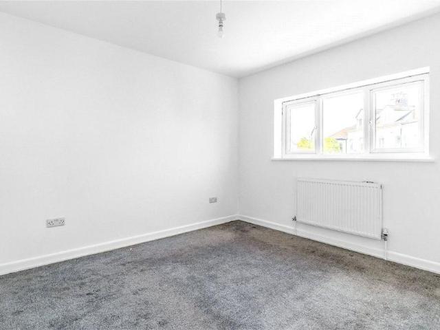 3 bedroom end of terrace house to rent