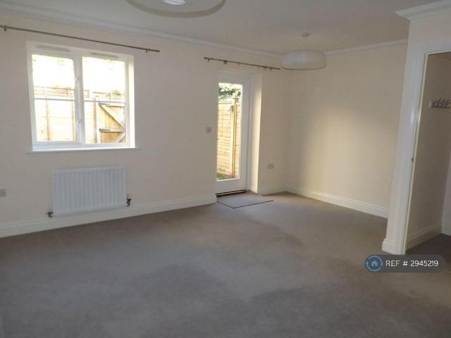 3 bedroom end of terrace house to rent