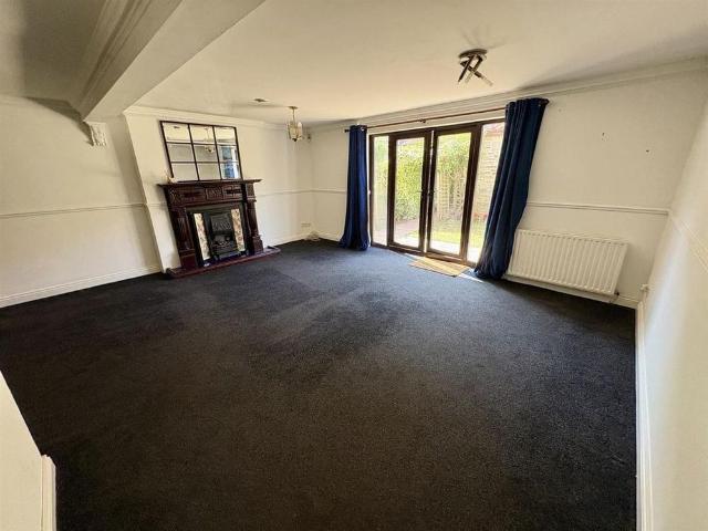 3 bedroom end of terrace house to rent