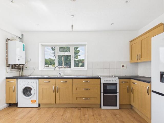 3 bedroom end of terrace house to rent