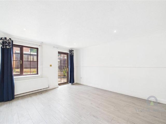 3 bedroom end of terrace house to rent