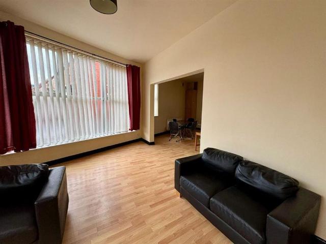 3 bedroom end of terrace house to rent