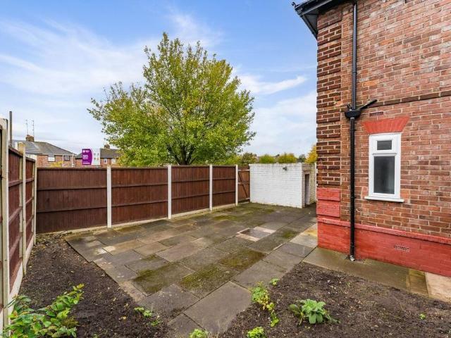 3 bedroom end of terrace house to rent