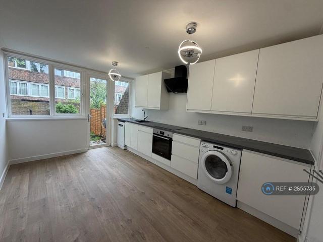 3 bedroom end of terrace house to rent