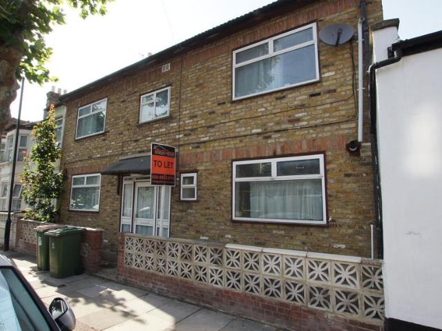 3 bedroom end of terrace house to rent