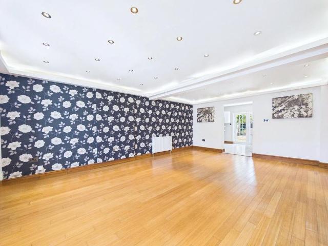 3 bedroom end of terrace house to rent