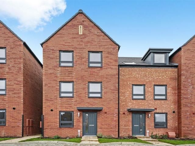 3 bedroom end of terrace house to rent