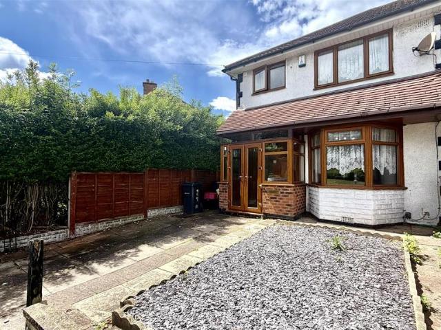 3 bedroom end of terrace house to rent