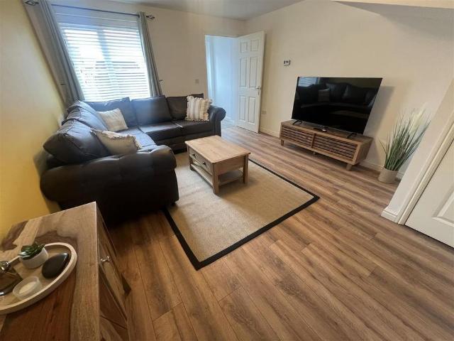 3 bedroom end of terrace house to rent