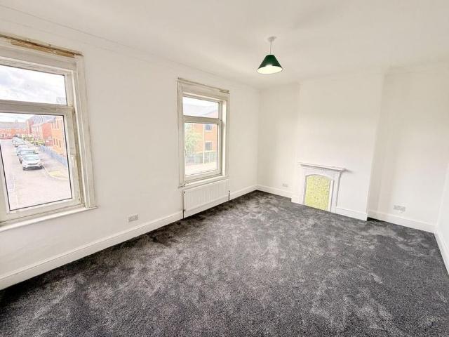 3 bedroom end of terrace house to rent