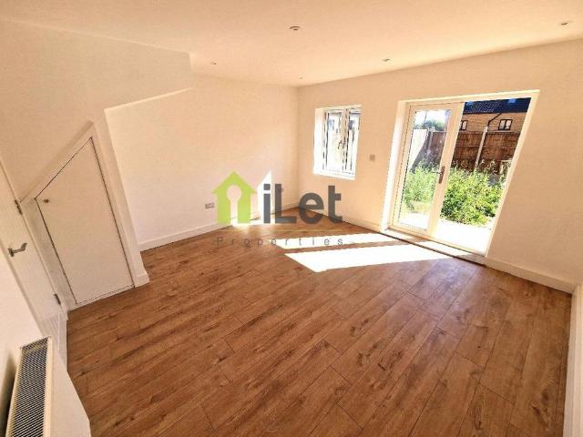 3 bedroom end of terrace house to rent