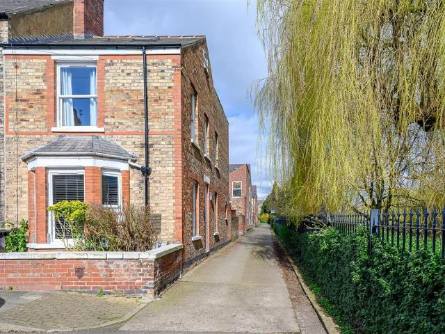 3 bedroom end of terrace house to rent