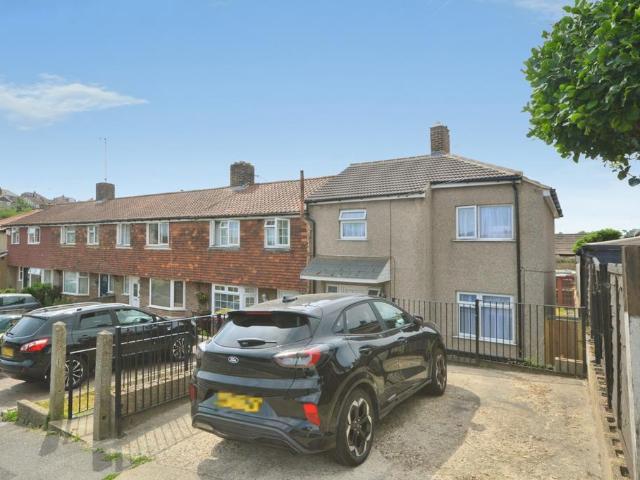 3 bedroom end of terrace house to rent