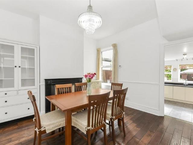 3 bedroom end of terrace house to rent