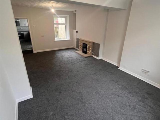 3 bedroom end of terrace house to rent