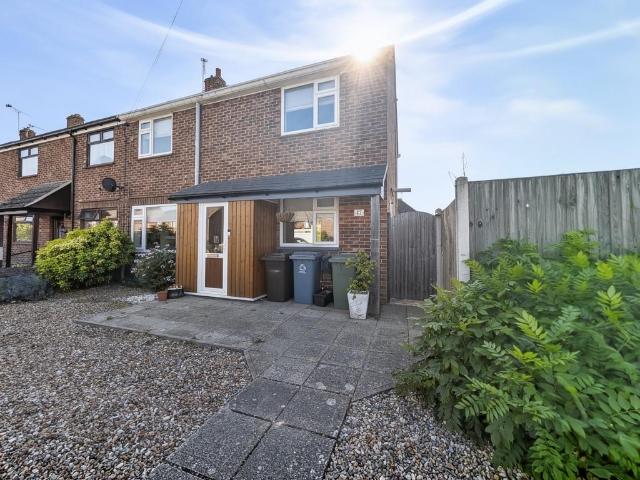 3 bedroom end of terrace house to rent