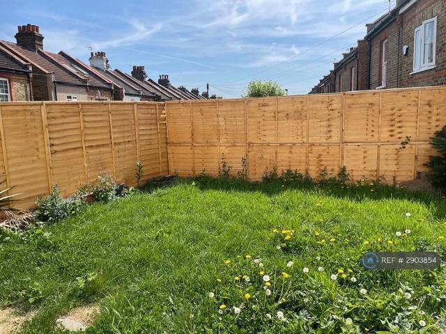 3 bedroom end of terrace house to rent