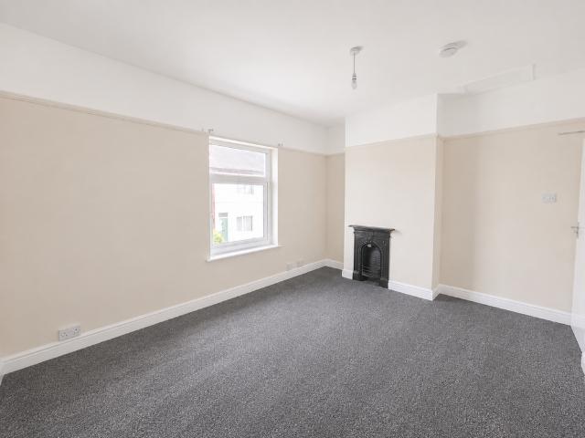3 bedroom end of terrace house to rent