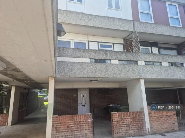 3 bedroom end of terrace house to rent