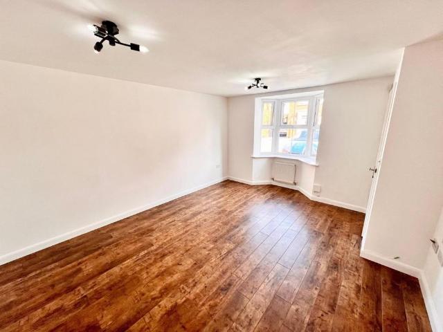 3 bedroom end of terrace house to rent