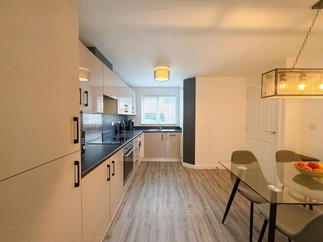 3 bedroom end of terrace house to rent