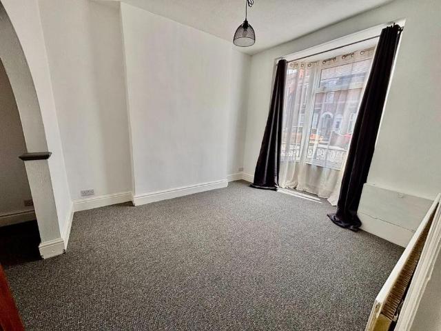 3 bedroom end of terrace house to rent