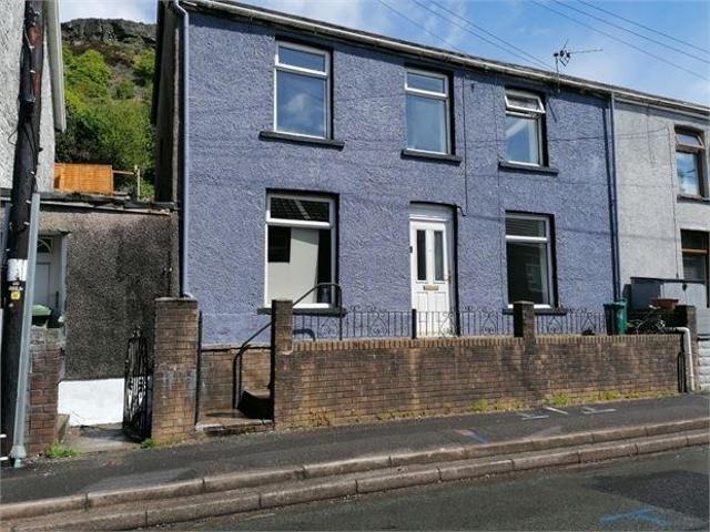 3 bedroom end of terrace house to rent
