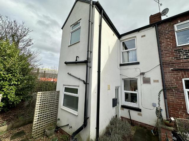 3 bedroom end of terrace house to rent
