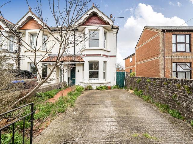3 bedroom end of terrace house to rent
