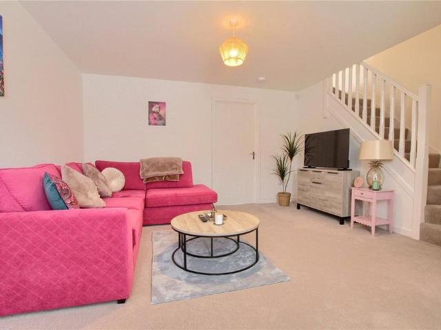 3 bedroom end of terrace house to rent