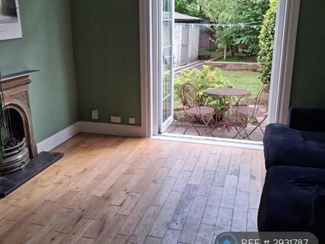 3 bedroom end of terrace house to rent