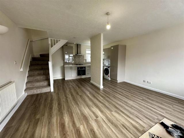3 bedroom end of terrace house to rent