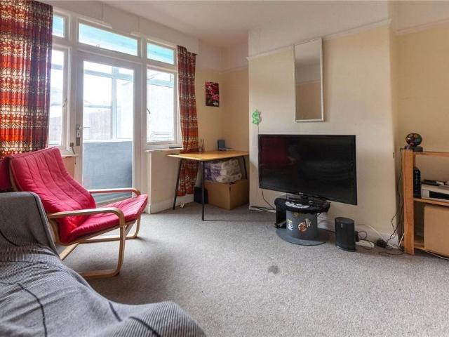 3 bedroom end of terrace house to rent