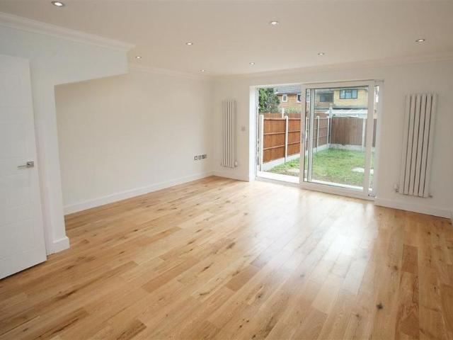 3 bedroom end of terrace house to rent