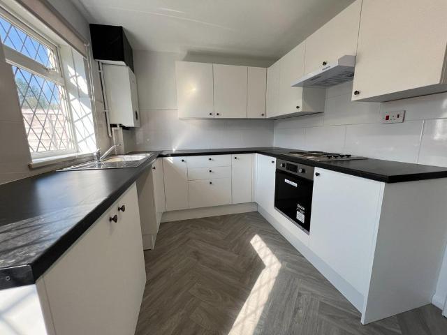 3 bedroom end of terrace house to rent