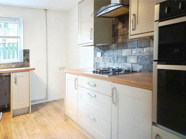 3 bedroom end of terrace house to rent