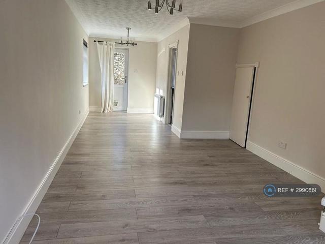 3 bedroom end of terrace house to rent