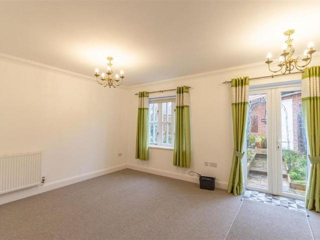 3 bedroom end of terrace house to rent