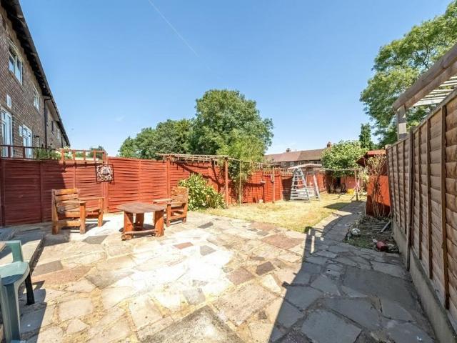 3 bedroom end of terrace house to rent