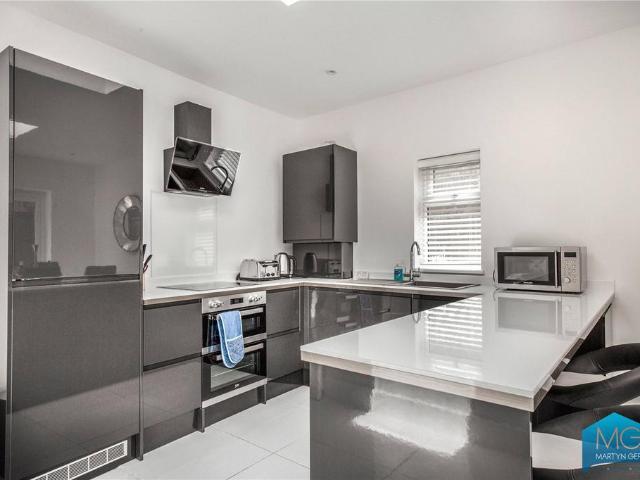 3 bedroom end of terrace house to rent