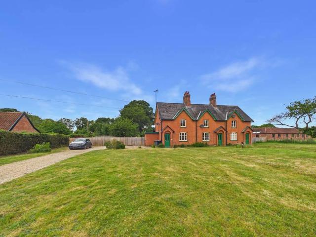 3 bedroom end of terrace house to rent