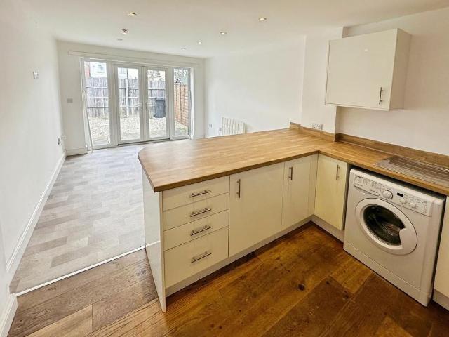 3 bedroom end of terrace house to rent